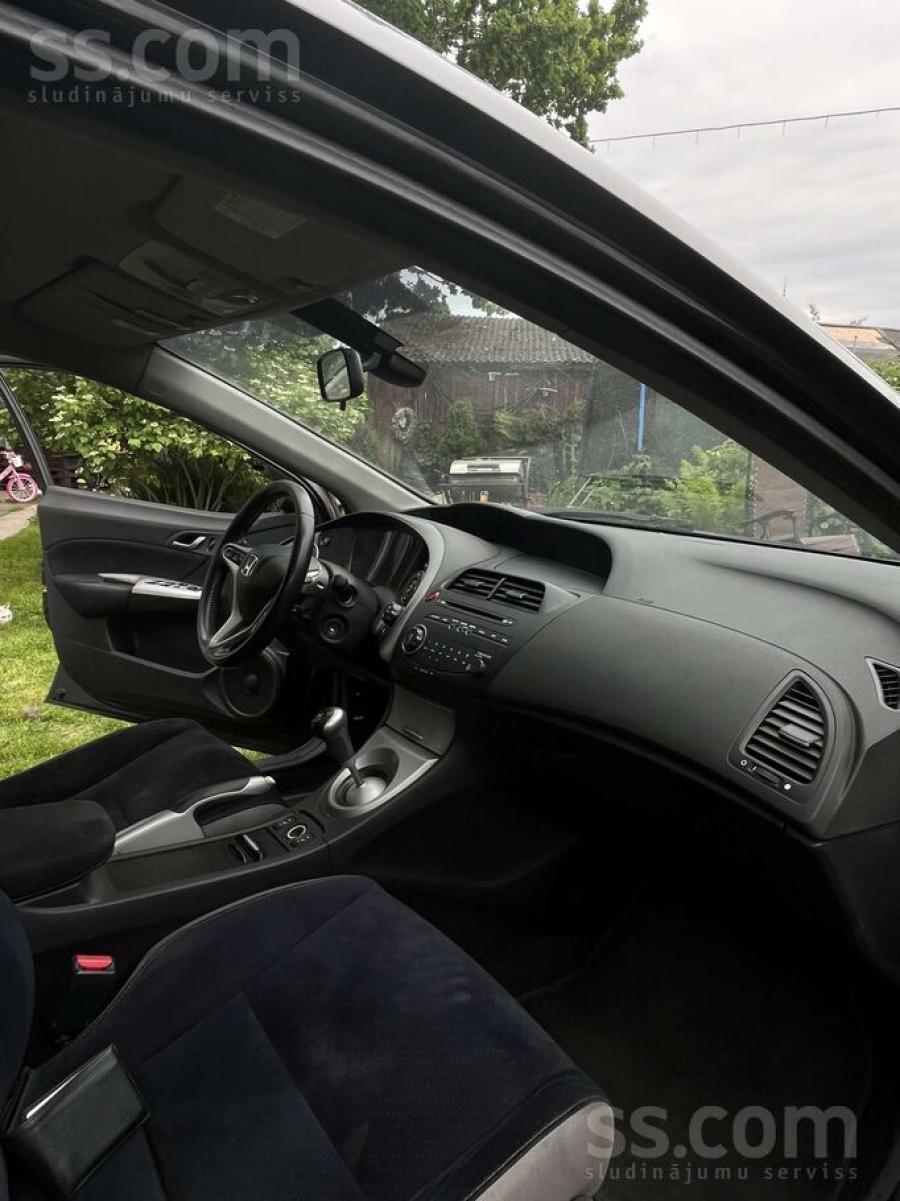 Black Honda Civic 2006 in Daugavpils, with an engine capacity of 2.20 L and mileage of 278 thousand km for 1400 €, photo 6 on AUTOMOTO.COM.LV