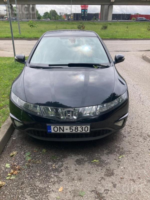 Black Honda Civic 2006 in Riga, with an engine capacity of 2.20 L and mileage of 402 thousand km for 1000 €, photo 1 on AUTOMOTO.COM.LV