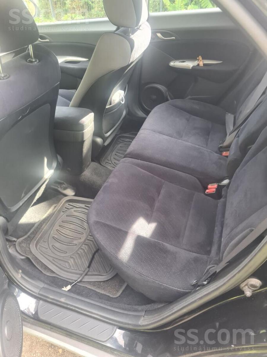 Black Honda Civic 2006 in Riga, with an engine capacity of 2.20 L and mileage of 355 thousand km for 1500 €, photo 7 on AUTOMOTO.COM.LV