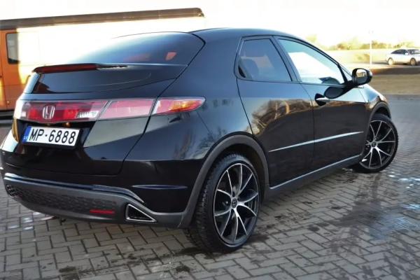 Black Honda Civic 2006 in Jekabpils, with an engine capacity of 2.20 L and mileage of 204 thousand km for 3500 €, photo 2 on AUTOMOTO.COM.LV