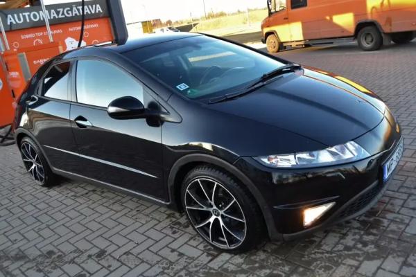 Black Honda Civic 2006 in Jekabpils, with an engine capacity of 2.20 L and mileage of 204 thousand km for 3500 €, photo 5 on AUTOMOTO.COM.LV