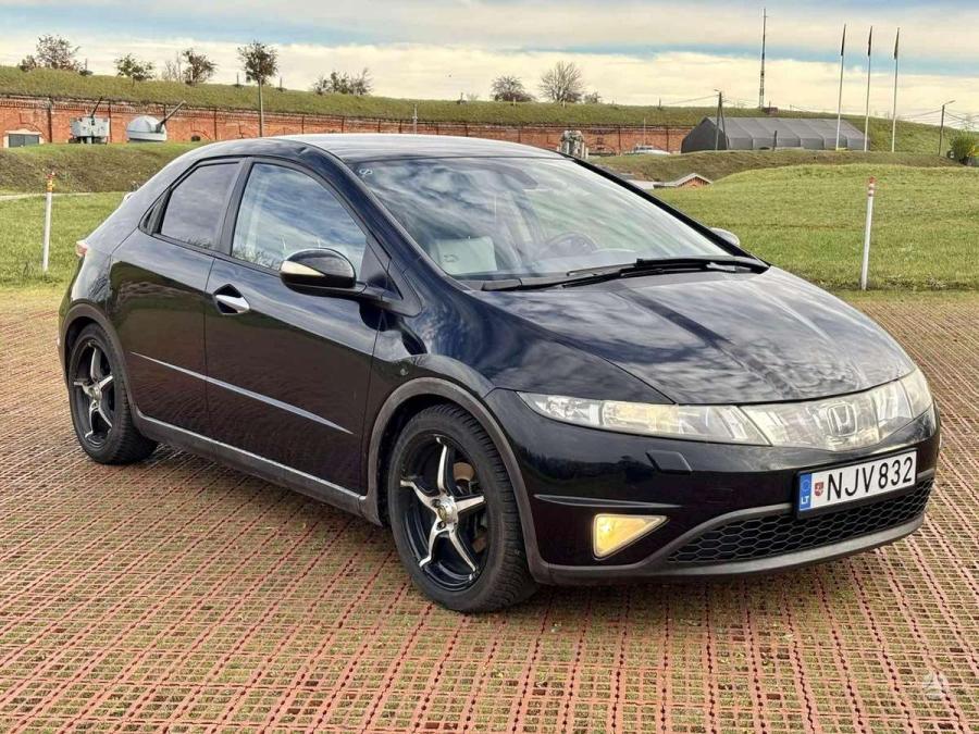 Black Honda Civic 2006 in Vilnius, with an engine capacity of 2.20 L and mileage of 276 thousand km for 1350 €, photo 3 on AUTOMOTO.COM.LV