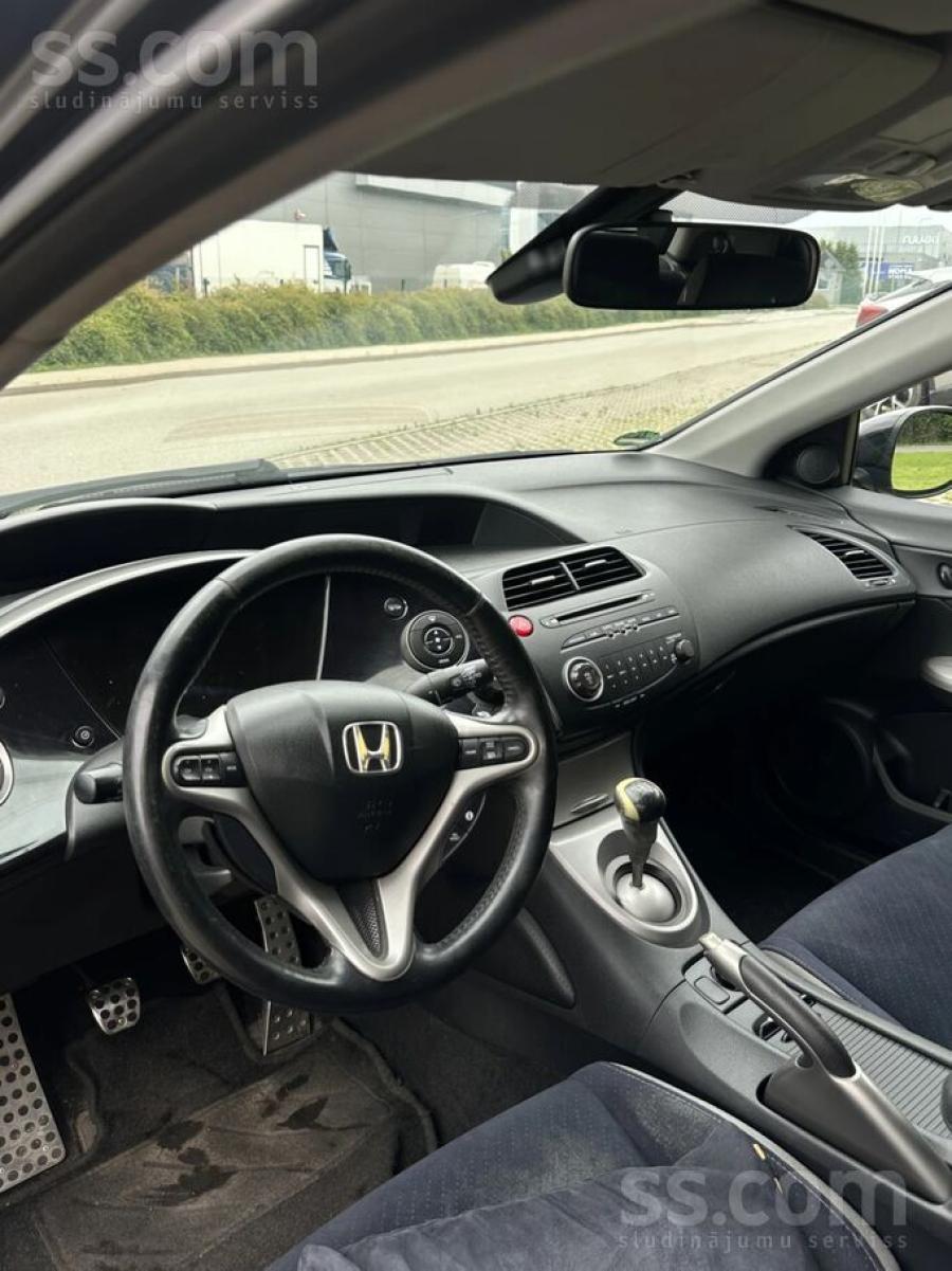 Black Honda Civic 2006 in Riga, with an engine capacity of 2.20 L and mileage of 355 thousand km for 1850 €, photo 8 on AUTOMOTO.COM.LV