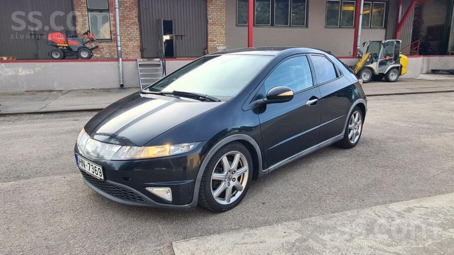 Black Honda Civic 2006 in Riga, with an engine capacity of 2.20 L and mileage of 343 thousand km for 1750 €, photo 3 on AUTOMOTO.COM.LV