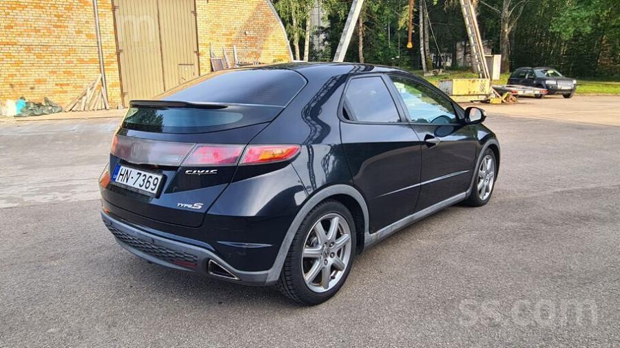 Black Honda Civic 2006 in Riga, with an engine capacity of 2.20 L and mileage of 343 thousand km for 1750 €, photo 5 on AUTOMOTO.COM.LV