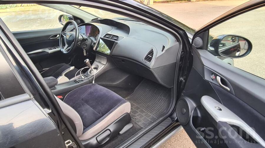 Black Honda Civic 2006 in Riga, with an engine capacity of 2.20 L and mileage of 343 thousand km for 1750 €, photo 6 on AUTOMOTO.COM.LV