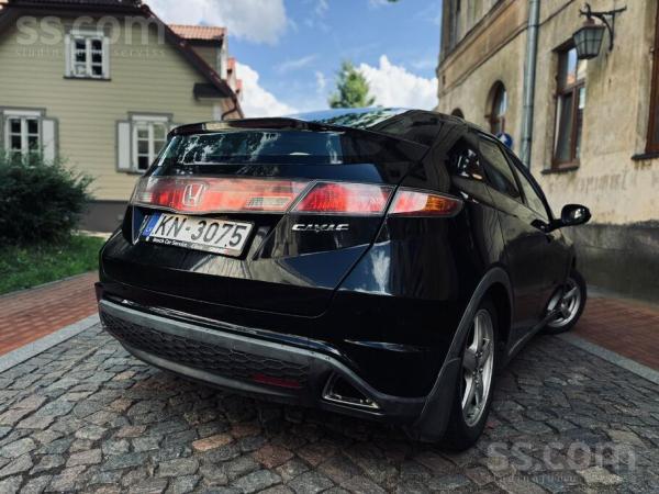 Black Honda Civic 2006 in Cesis, with an engine capacity of 1.80 L and mileage of 0 thousand km for 1350 €, photo 5 on AUTOMOTO.COM.LV