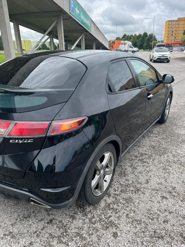 Black Honda Civic 2006 in Tartu, with an engine capacity of 1.80 L and mileage of 329 thousand km for 2100 €, photo 4 on AUTOMOTO.COM.LV