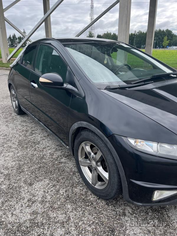 Black Honda Civic 2006 in Tartu, with an engine capacity of 1.80 L and mileage of 329 thousand km for 2100 €, photo 5 on AUTOMOTO.COM.LV