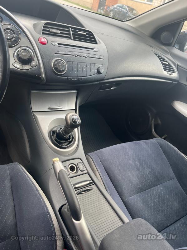 Black Honda Civic 2006 in Tartu, with an engine capacity of 1.80 L and mileage of 329 thousand km for 2100 €, photo 7 on AUTOMOTO.COM.LV