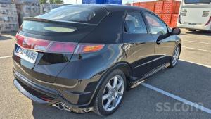 Black Honda Civic 2006 in Daugavpils, with an engine capacity of 2.20 L and mileage of 287 thousand km for 2550 €, photo 9 on AUTOMOTO.COM.LV