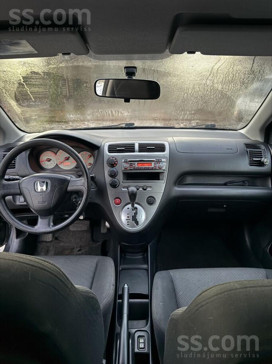 Black Honda Civic 2006 in Riga, with an engine capacity of 1.60 L and mileage of 174 thousand km for 1100 €, photo 4 on AUTOMOTO.COM.LV