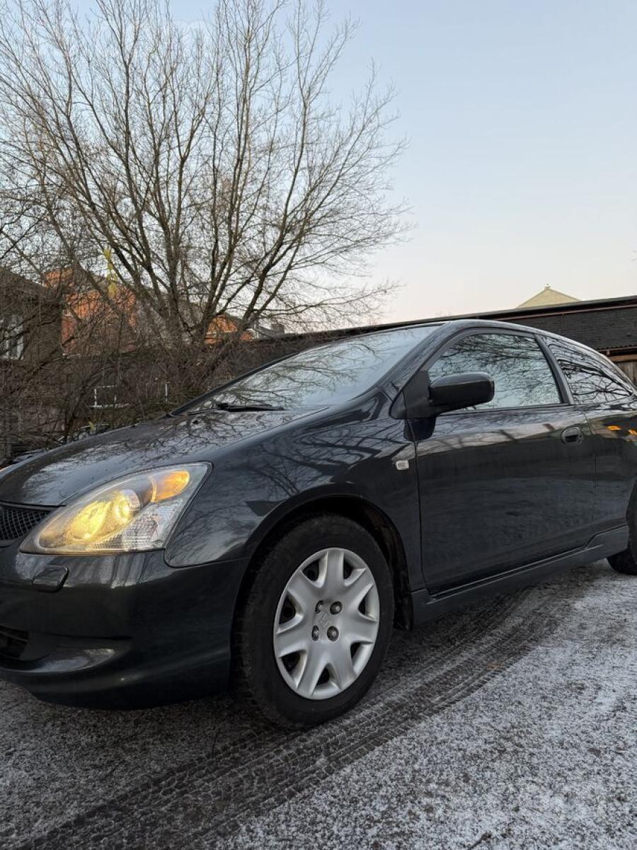 Black Honda Civic 2006 in Riga, with an engine capacity of 1.60 L and mileage of 174 thousand km for 1100 €, photo 6 on AUTOMOTO.COM.LV