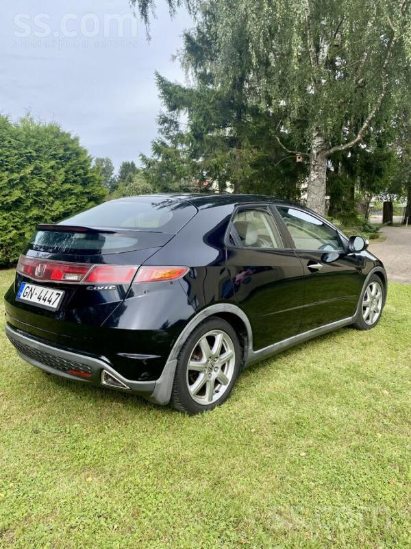 Black Honda Civic 2006 in Riga, with an engine capacity of 1.80 L and mileage of 233 thousand km for 3300 €, photo 2 on AUTOMOTO.COM.LV