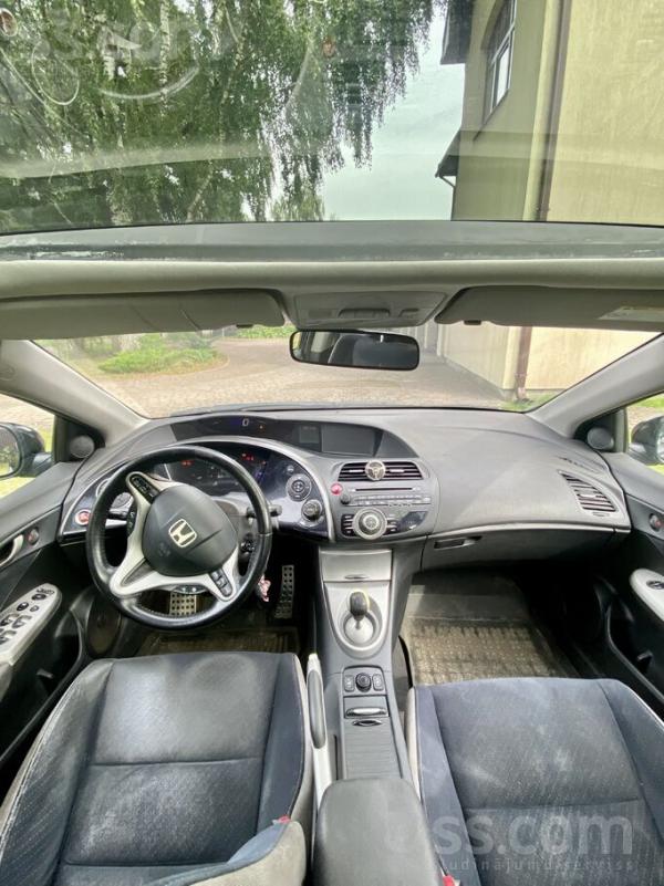 Black Honda Civic 2006 in Riga, with an engine capacity of 1.80 L and mileage of 233 thousand km for 3300 €, photo 7 on AUTOMOTO.COM.LV