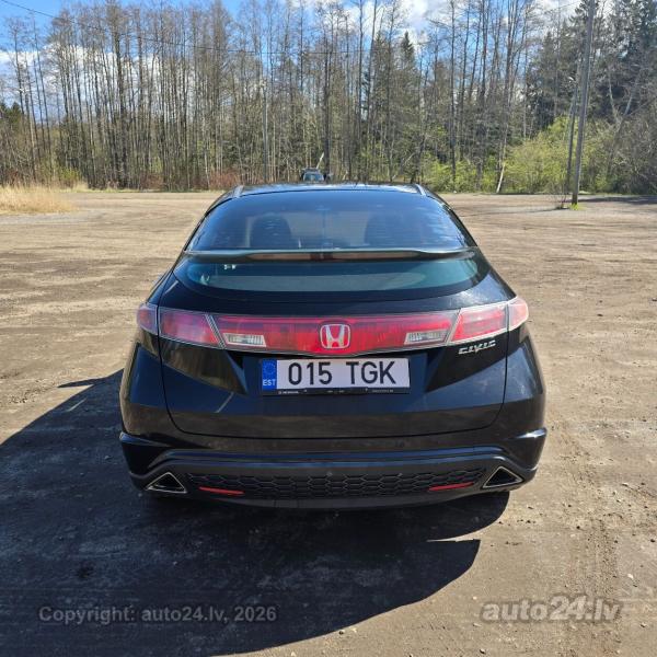 Black Honda Civic 2006 in Tallinn, with an engine capacity of 1.80 L and mileage of 259 thousand km for 1500 €, photo 5 on AUTOMOTO.COM.LV