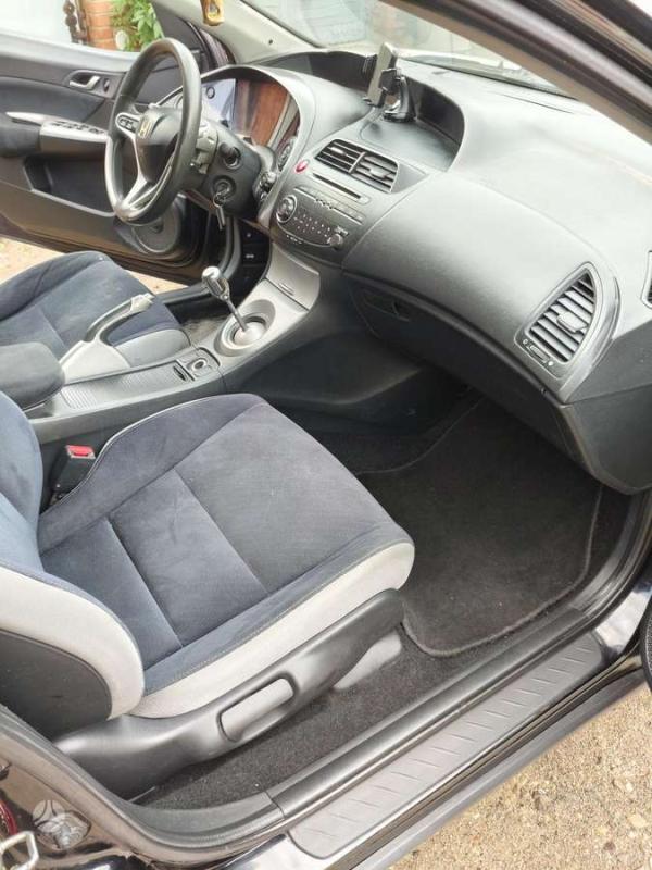 Black Honda Civic 2006 in Siauliai, with an engine capacity of 2.20 L and mileage of 493 thousand km for 1500 €, photo 9 on AUTOMOTO.COM.LV