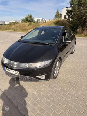 Melns Honda Civic 2006 Viļņa, ar dzinēja tilpumu 2.20 L un nobraukumu 266 tūkst. km par 1800 €, foto  vietnē AUTOMOTO.COM.LV