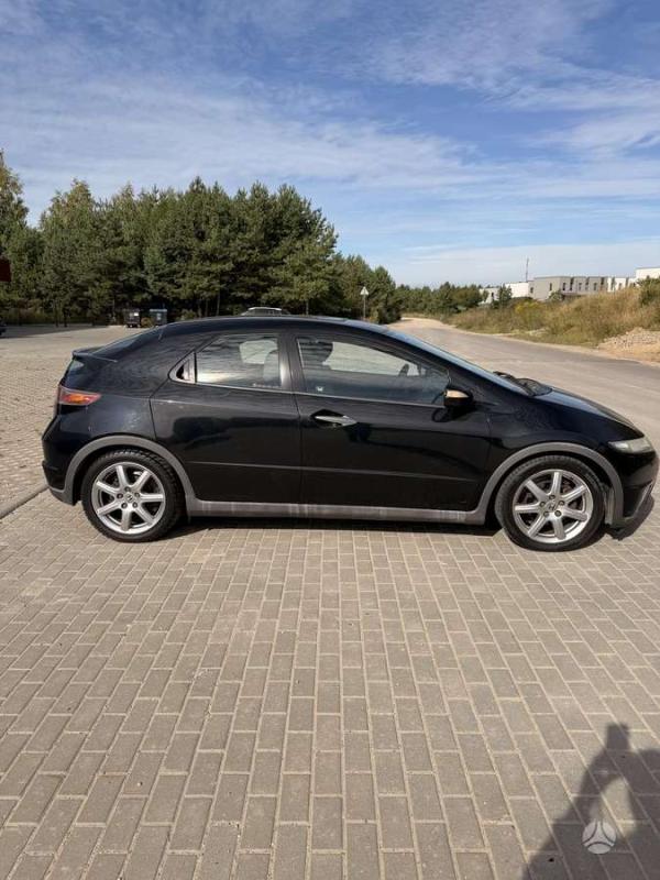 Black Honda Civic 2006 in Vilnius, with an engine capacity of 2.20 L and mileage of 266 thousand km for 1800 €, photo 7 on AUTOMOTO.COM.LV