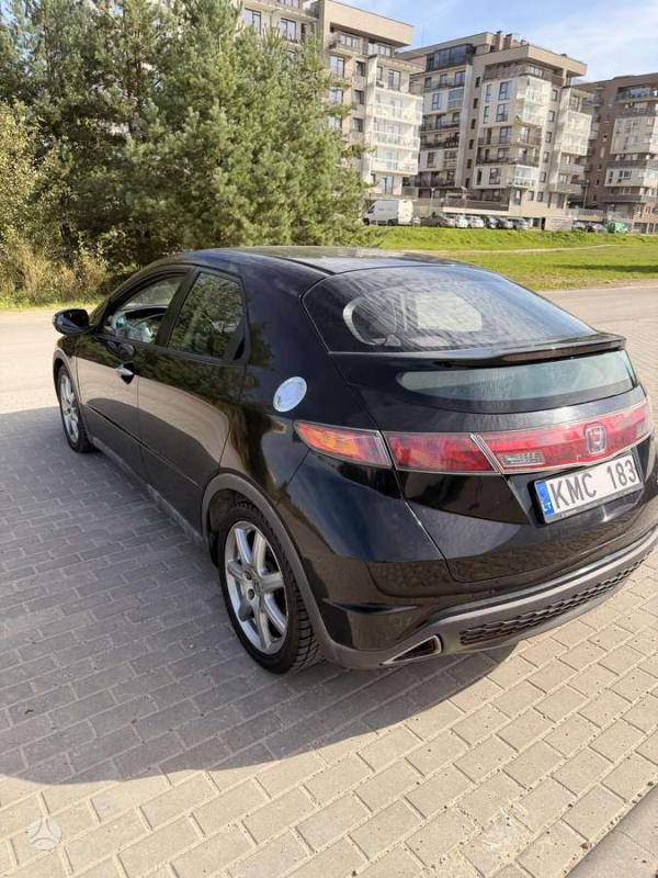 Black Honda Civic 2006 in Vilnius, with an engine capacity of 2.20 L and mileage of 266 thousand km for 1800 €, photo 8 on AUTOMOTO.COM.LV