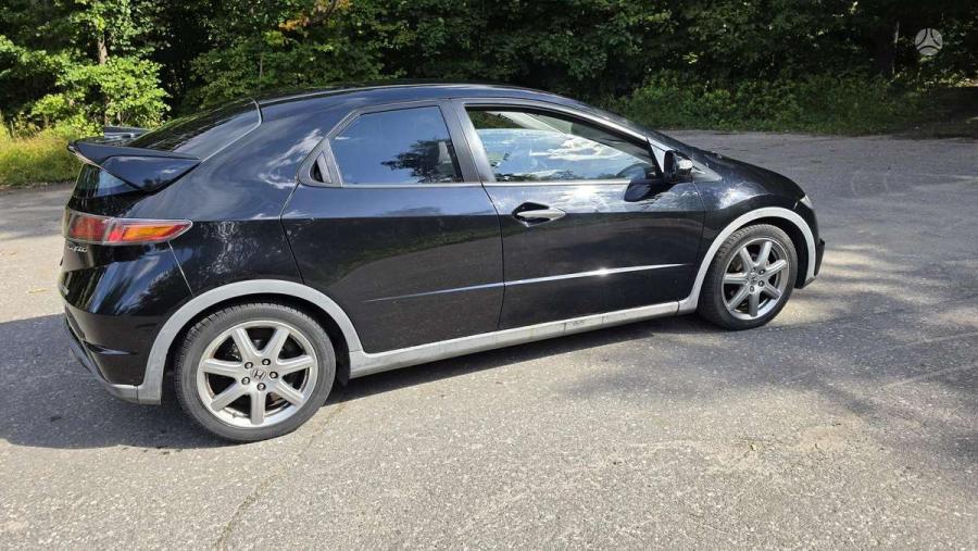 Black Honda Civic 2006 in Alytus, with an engine capacity of 2.20 L and mileage of 284 thousand km for 2100 €, photo 4 on AUTOMOTO.COM.LV