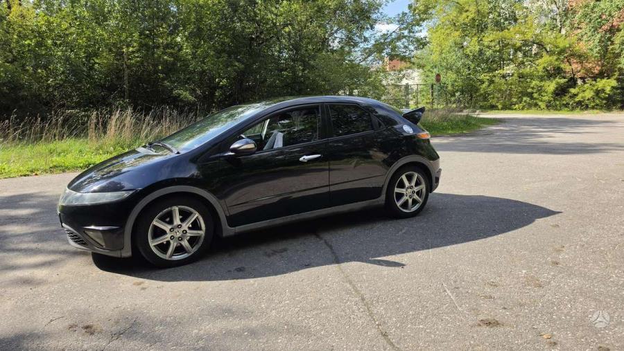 Black Honda Civic 2006 in Alytus, with an engine capacity of 2.20 L and mileage of 284 thousand km for 2100 €, photo 5 on AUTOMOTO.COM.LV