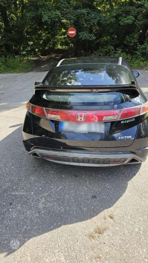 Black Honda Civic 2006 in Alytus, with an engine capacity of 2.20 L and mileage of 284 thousand km for 2100 €, photo 6 on AUTOMOTO.COM.LV