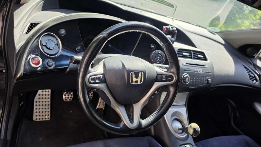 Black Honda Civic 2006 in Alytus, with an engine capacity of 2.20 L and mileage of 284 thousand km for 2100 €, photo 9 on AUTOMOTO.COM.LV