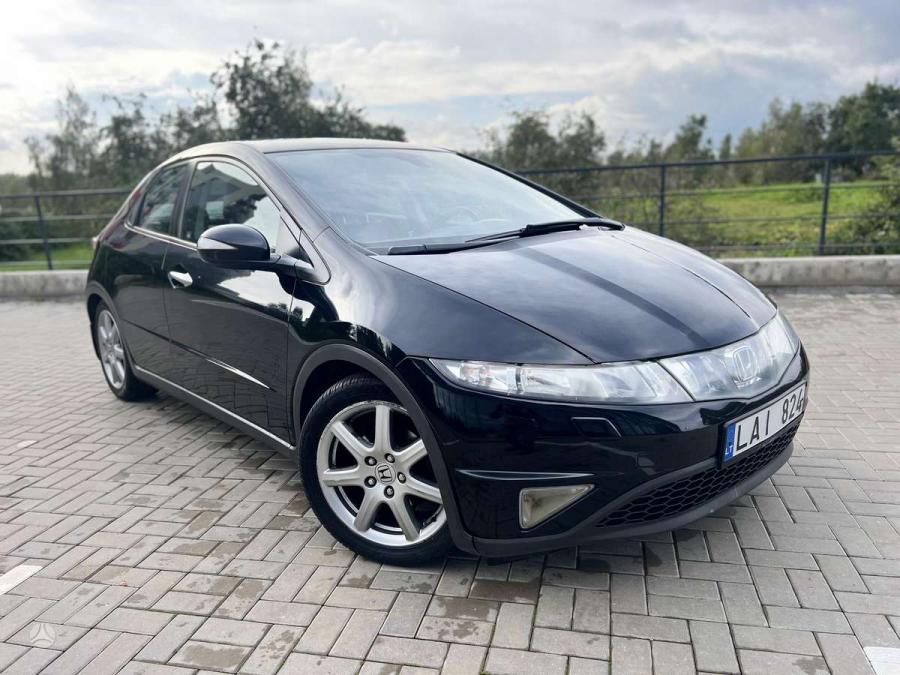 Black Honda Civic 2006 in Vilnius, with an engine capacity of 1.80 L and mileage of 336 thousand km for 2700 €, photo 1 on AUTOMOTO.COM.LV