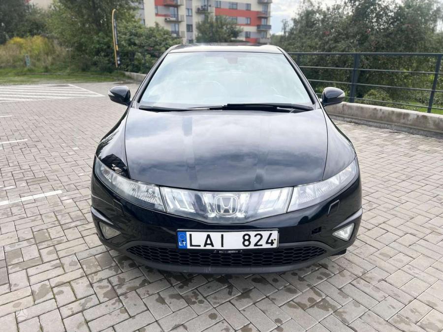 Black Honda Civic 2006 in Vilnius, with an engine capacity of 1.80 L and mileage of 336 thousand km for 2700 €, photo 4 on AUTOMOTO.COM.LV