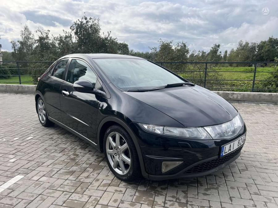Black Honda Civic 2006 in Vilnius, with an engine capacity of 1.80 L and mileage of 336 thousand km for 2700 €, photo 5 on AUTOMOTO.COM.LV