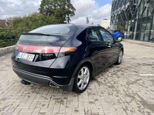 Black Honda Civic 2006 in Vilnius, with an engine capacity of 1.80 L and mileage of 336 thousand km for 2700 €, photo 7 on AUTOMOTO.COM.LV