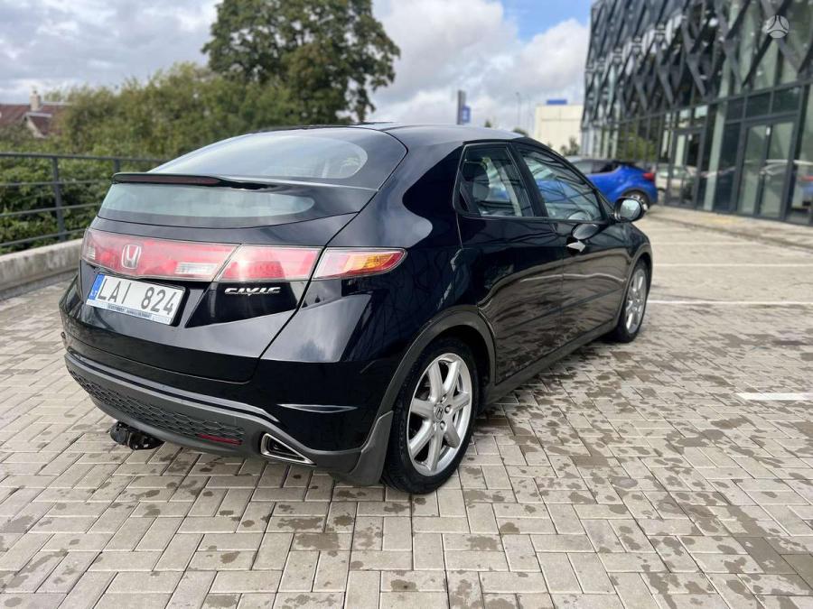 Black Honda Civic 2006 in Vilnius, with an engine capacity of 1.80 L and mileage of 336 thousand km for 2700 €, photo 7 on AUTOMOTO.COM.LV