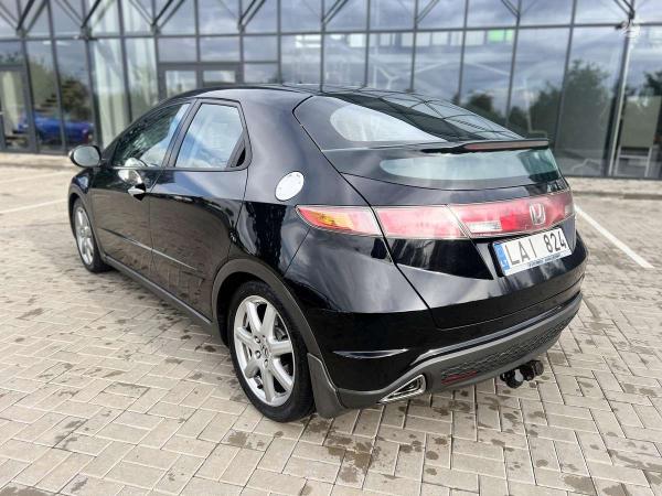 Melns Honda Civic 2006 Viļņa, ar dzinēja tilpumu 1.80 L un nobraukumu 336 tūkst. km par 2700 €, foto 9 vietnē AUTOMOTO.COM.LV