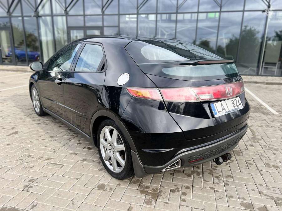 Black Honda Civic 2006 in Vilnius, with an engine capacity of 1.80 L and mileage of 336 thousand km for 2700 €, photo 9 on AUTOMOTO.COM.LV