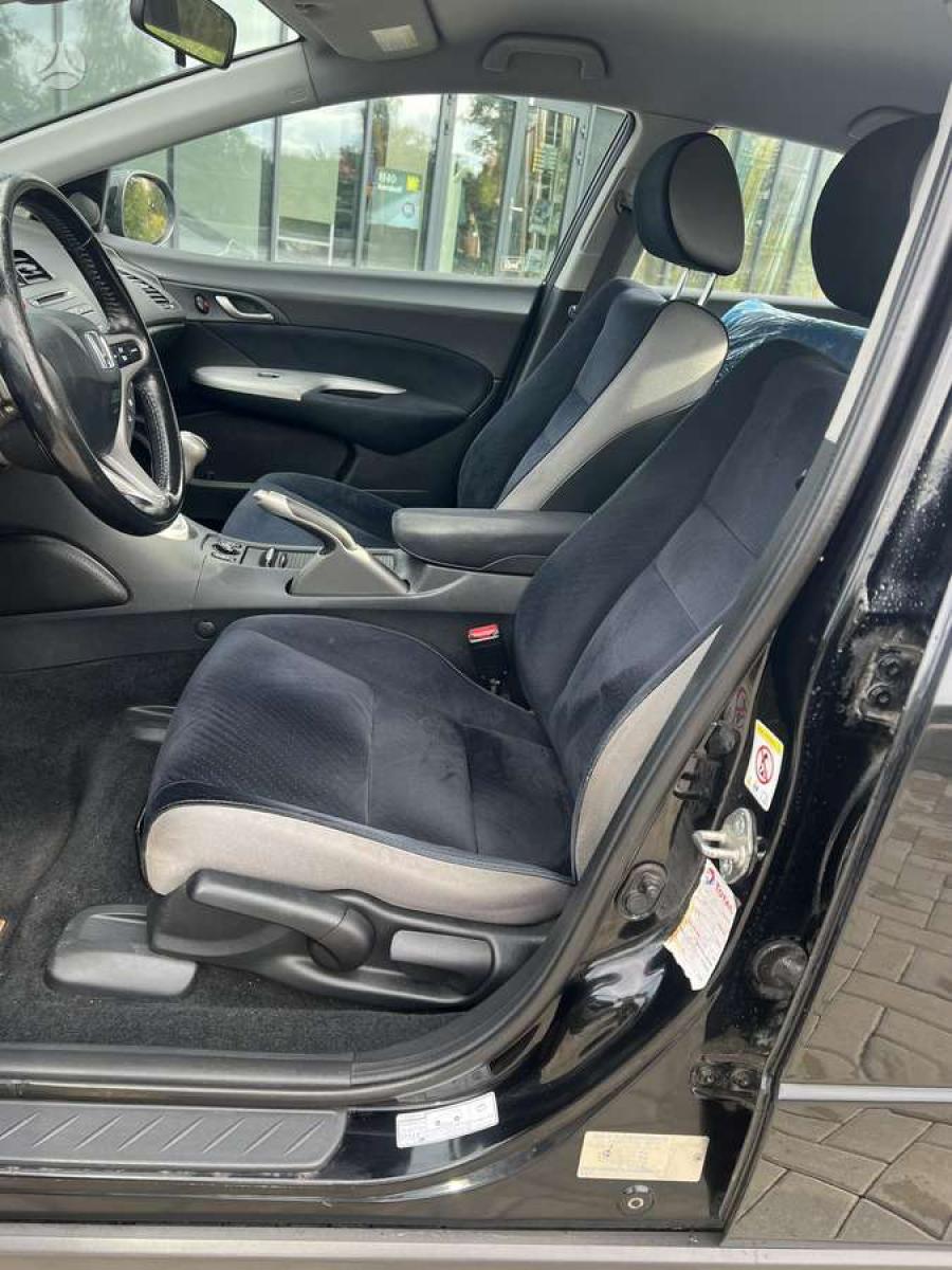 Black Honda Civic 2006 in Vilnius, with an engine capacity of 1.80 L and mileage of 336 thousand km for 2700 €, photo 14 on AUTOMOTO.COM.LV