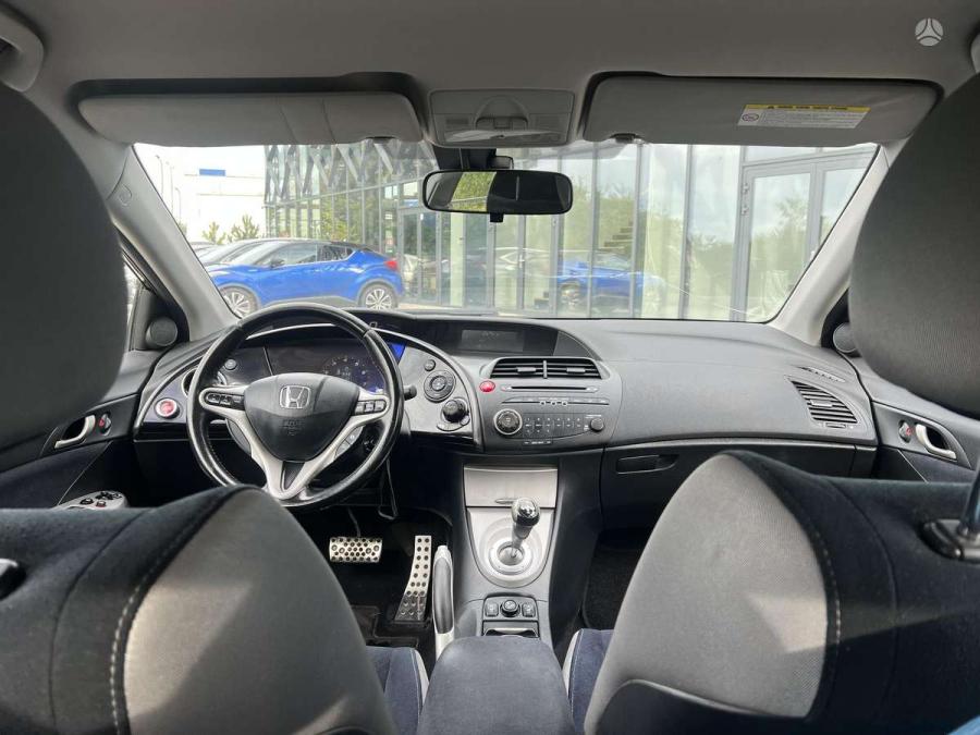 Black Honda Civic 2006 in Vilnius, with an engine capacity of 1.80 L and mileage of 336 thousand km for 2700 €, photo 15 on AUTOMOTO.COM.LV