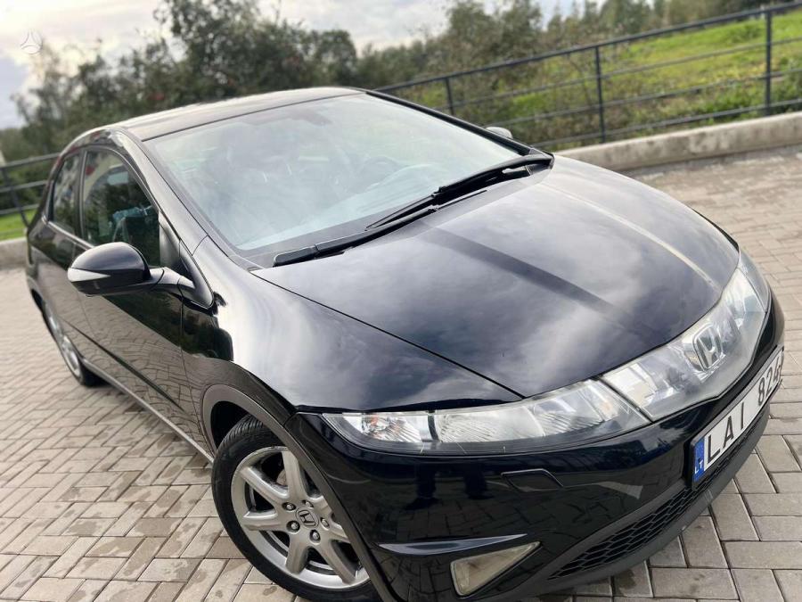 Black Honda Civic 2006 in Vilnius, with an engine capacity of 1.80 L and mileage of 336 thousand km for 2700 €, photo 22 on AUTOMOTO.COM.LV