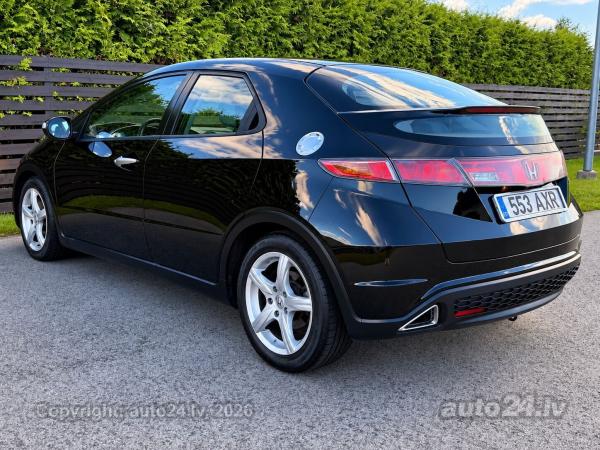 Honda Civic 2006 Tallina vietnē Melns Honda Civic 2006 Tallina, ar dzinēja tilpumu 1.80 L un nobraukumu 257 tūkst. km par 2490 €, foto 5 vietnē AUTOMOTO.COM.LV