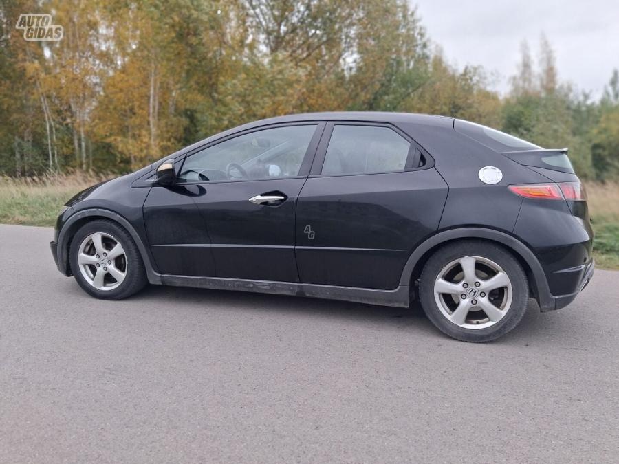 Black Honda Civic 2006 in Siauliai, with an engine capacity of 2.20 L and mileage of 273 thousand km for 1250 €, photo 3 on AUTOMOTO.COM.LV