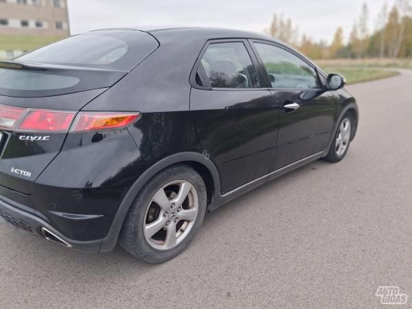 Melns Honda Civic 2006 Šauļi, ar dzinēja tilpumu 2.20 L un nobraukumu 273 tūkst. km par 1250 €, foto 5 vietnē AUTOMOTO.COM.LV