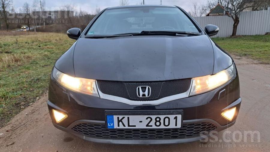 Black Honda Civic 2007 in Daugavpils, with an engine capacity of 2.20 L and mileage of 240 thousand km for 1700 €, photo 2 on AUTOMOTO.COM.LV