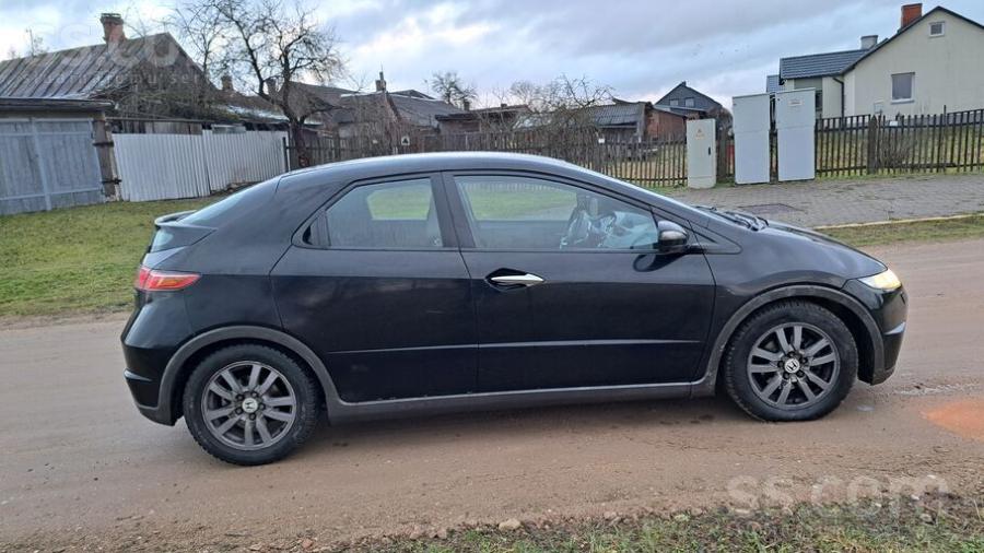 Black Honda Civic 2007 in Daugavpils, with an engine capacity of 2.20 L and mileage of 240 thousand km for 1700 €, photo 4 on AUTOMOTO.COM.LV