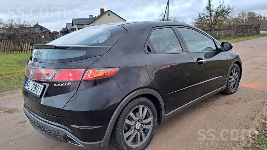 Black Honda Civic 2007 in Daugavpils, with an engine capacity of 2.20 L and mileage of 240 thousand km for 1700 €, photo 5 on AUTOMOTO.COM.LV