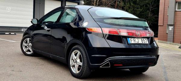 Black Honda Civic 2007 in Vilnius, with an engine capacity of 2.20 L and mileage of 287 thousand km for 2250 €, photo 3 on AUTOMOTO.COM.LV