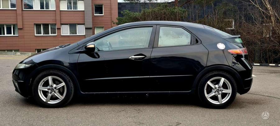 Black Honda Civic 2007 in Vilnius, with an engine capacity of 2.20 L and mileage of 287 thousand km for 2250 €, photo 6 on AUTOMOTO.COM.LV