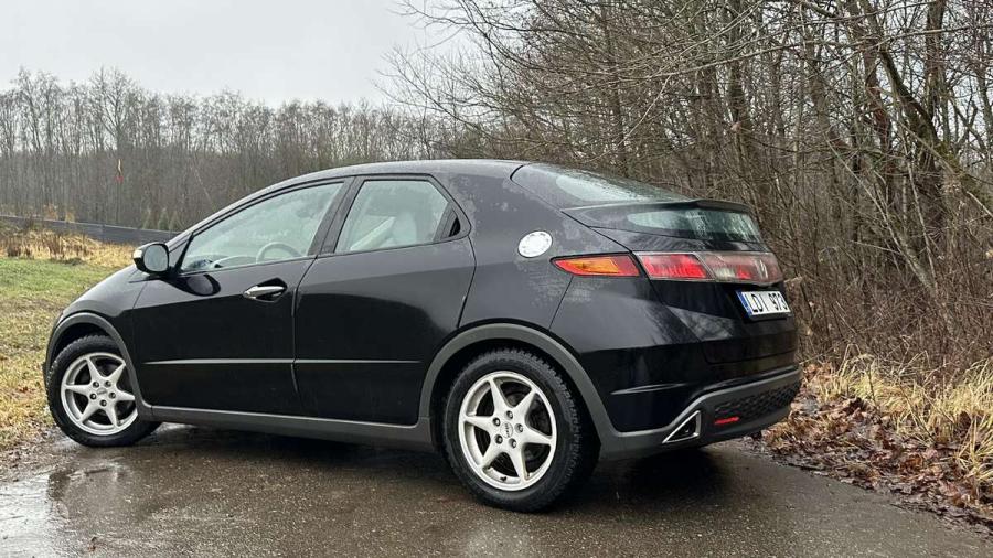 Melns Honda Civic 2007 Šauļi, ar dzinēja tilpumu 2.20 L un nobraukumu 354 tūkst. km par 1800 €, foto 4 vietnē AUTOMOTO.COM.LV