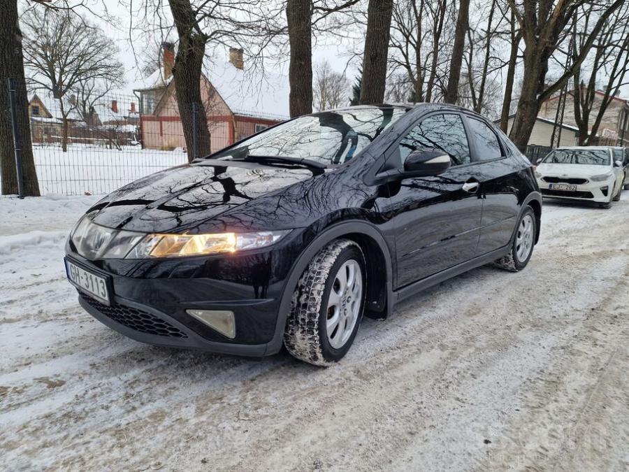 Black Honda Civic 2007 in Riga, with an engine capacity of 1.80 L and mileage of 182 thousand km for 2900 €, photo 1 on AUTOMOTO.COM.LV