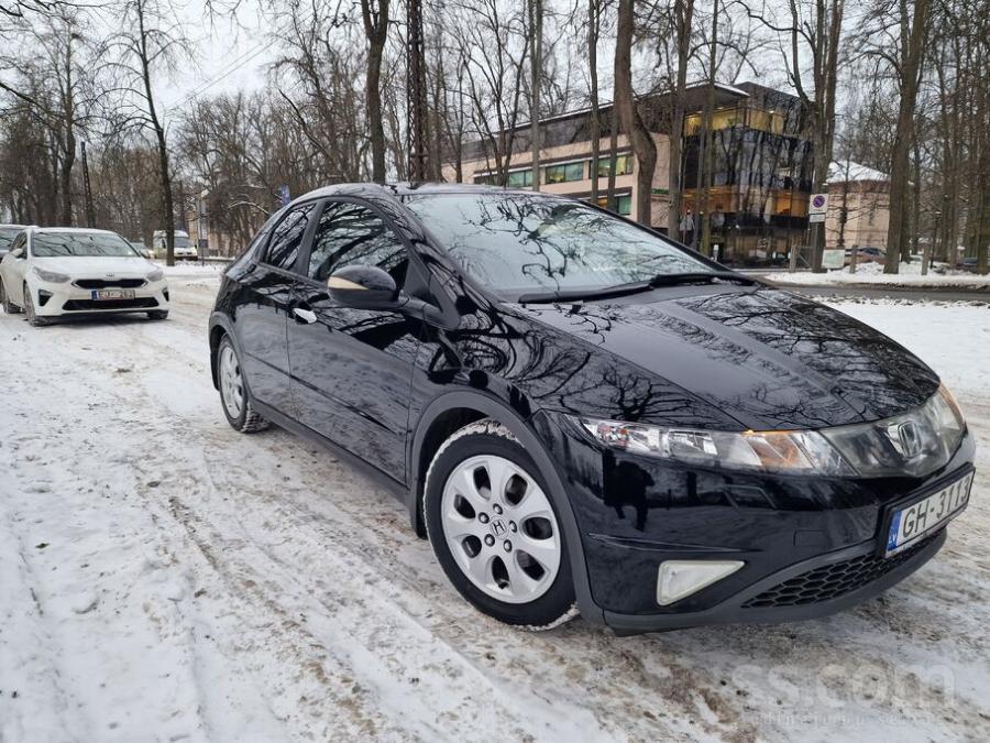 Black Honda Civic 2007 in Riga, with an engine capacity of 1.80 L and mileage of 182 thousand km for 2900 €, photo 4 on AUTOMOTO.COM.LV
