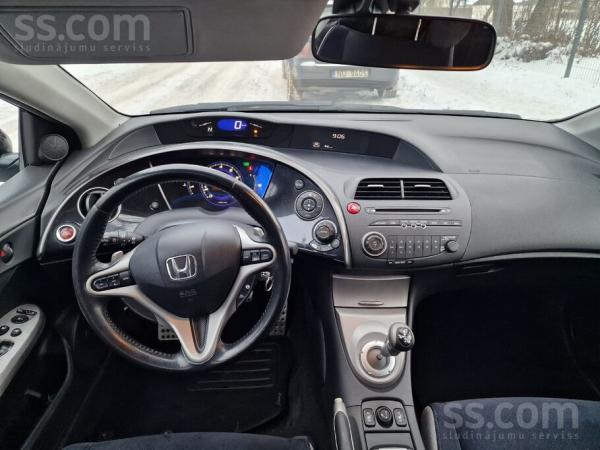 Melns Honda Civic 2007 Rīga, ar dzinēja tilpumu 1.80 L un nobraukumu 182 tūkst. km par 2900 €, foto 9 vietnē AUTOMOTO.COM.LV